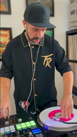 Scratching on 45 (7 inch) vinyl record 🍩🎚️🔥 #djshock #vinyldj #scratchdj