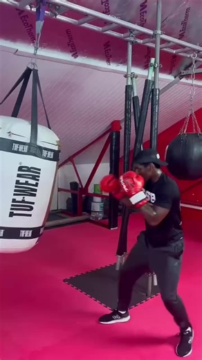 Amateur vs Pro on the bag 🥊Spot the difference in speed, power & control 💥 Which one are you? #BoxingTips #Boxing #boxingtraining