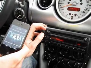 Installation des Eingangsadapters an AUX IN