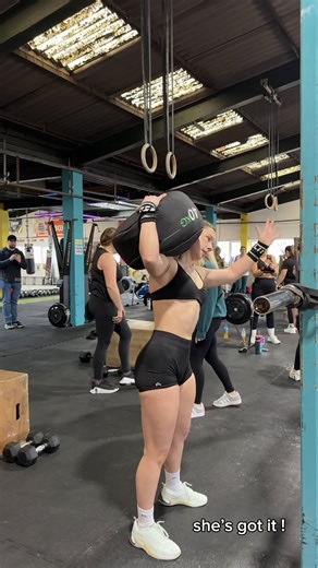 not good to fumble at the beginning of a comp xx why is a 40kg sandbag so heavy ! me and @Chlo are professionals now ☑️ great commentary from @hannah xx #crossfit #crossfitgirl #gymgirl #gymfail #gymtiktok @FiiT Box UK @Oner Active @Bulldog Gear