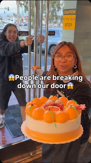 Don’t break down our door🙏 Pre-order to secure a Thanksgiving cake this holiday season!🥳 Pre-order your Deluxe Strawberry Cream 8” Cake and enjoy 15% OFF through Nov 20. Cake description: Layers of delicate strawberry chiffon cake filled with luscious strawberry mousse and creamy vanilla creme brûlée. How to place pre-orders with a 15% discount (valid from 11/7–11/20): -Call your nearby store, or -Visit any 85°C store, or -Place an online order Pre-orders with seasonal decorations can be picke