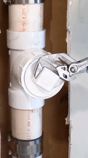 The Plumberlorian | Replacing a 3” PVC cleanout 💦 Client had a 3 inch PVC test tee leaking in the wall. It looked like someone overtightened the plug. I was... | Instagram