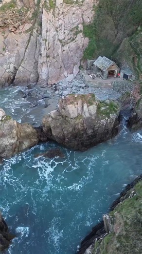 The cabin that comes with your own private beach.⁠ ⁠ After all the stresses and busyness of the festive period, we can't think of a better place for blowing away the cobwebs. ⁠ ⁠ Carswell Beach Hut, Devon. Sleeps 2. Most of the summer availability has already gone and we expect the rest to follow quickly: www.canopyandstars.co.uk/carswellbeachhut | Canopy and Stars