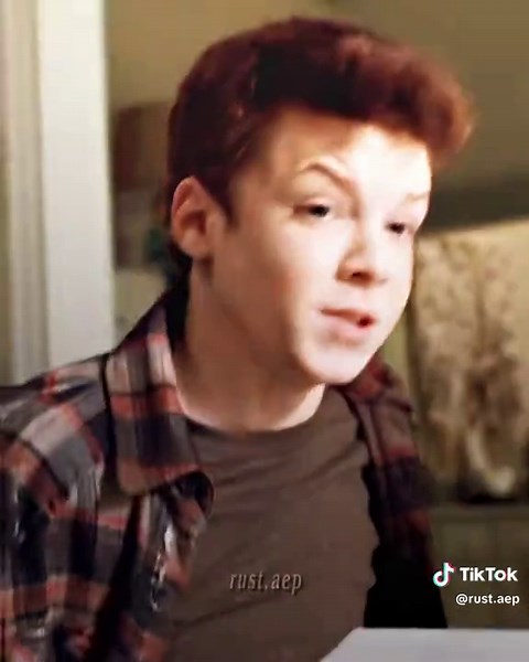 Shameless CGI Critique: Lip Gallagher Moments