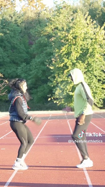 How to do A-Skip Sprint Drill Correctly 🎯 A-Skip Sprint Drill Guide Setup: - Location: Find a flat, open area (20-30 meters). - Footwear: Wear appropriate running shoes. Execution: 1. Start Position: Stand tall with feet hip-width apart, shoulders relaxed. 2. Knee Drive: Lift one knee to chest height (thigh parallel to ground), foot flexed. 3. Arm Movement: Drive the opposite arm forward at a 90-degree angle. 4. Skip Motion: Push off with the opposite foot, landing softly in front of you. 5. Re