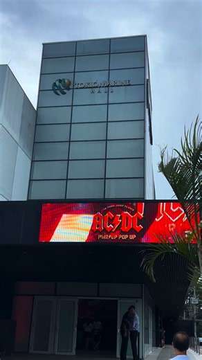 A AC/DC pop up Store oficial tem - Bar com bandas ao vivo e ambiente totalmente personalizado com as temáticas da banda - Merch Oficial - Transfer que te leva direto para o show E muito mais! Tudo isso na @tokiomarinehall | Todo Dia Um Rock