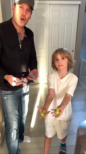 Rainbow Friends Wall Crawl Challenge #shorts30 #shorts | Cassandra Moss