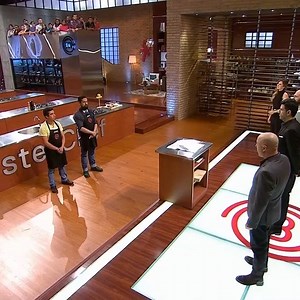 En este reto no hay escusas, tendrán que hacer un plato típico: ¡empanadas colombianas! Esta es la primera prueba de eliminación de MasterChef Colombia y los aspirantes tienen que servir las clásicas empanadas, ¡una de carne con papas, otra de pollo con arroz y una tercera especial! (Extraído del capítulo T01E06 - 2015). ¡Revive las temporadas pasadas de MasterChef Colombia en el canal oficial! Suscríbete al canal: http://bit.ly/MasterChefColombia Más contenido de MasterChef Colombia en: https:/