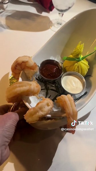 Shrimp cocktail vs shrimp cocktail @Circus Circus Hotel & Casino Thank you @Josethetacoguy for everything 🙏 @TEGLV