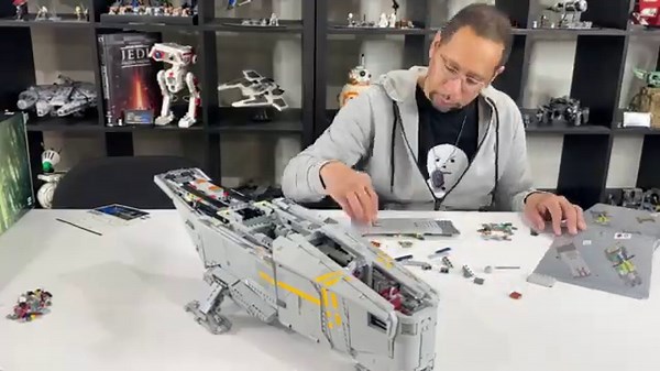 LEGO Star Wars UCS Razor Crest Speed Build & Review