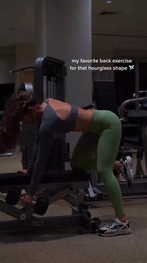 Women’s Shred Program 🤗 on Instagram: "Single-Arm Bent-Over Dumbbell Rows 💪 This move builds your lats + back width to create a tighter waist look and better upper-body curves. Hinge back. Keep your spine neutral. Pull elbow to hip. Slow return and stretch. 👉 Full 12-Week Program 🔗 Link in bio. My program shows you step-by-step. #dumbbellrows #backworkout #hourglassworkout #womensfitness #fitnesstips"