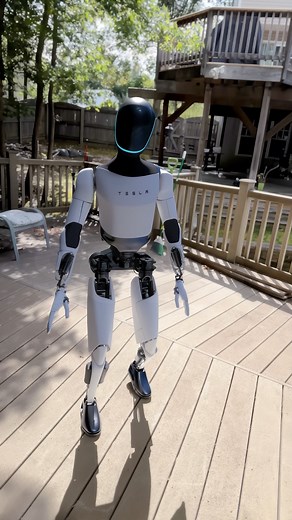 63K views · 981 reactions | In The Near Future?? Will Robots Demand to be Paid for Helping Humans? | NOT REAL | Simulon & Blender Realistic Render | iClone Animation #animation #mocap #robot #tesla #art | Art of Solomon W. Jagwe | Facebook