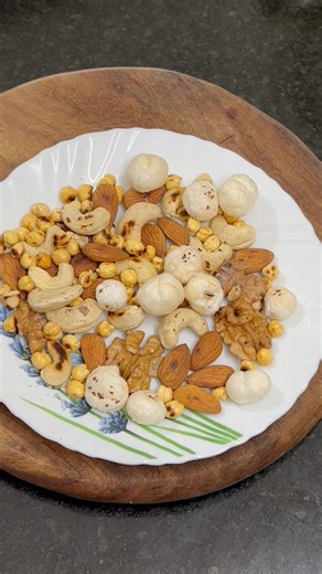 WEIGHT GAIN recipe for Kids. Home-made Protein Powder for all Moms.. Weight Gain Powder Recipe Ingredients Almonds - 1/4 cup Roasted gram (chana) - 1/2 cup Foxnuts (makhana) -1/2 cup Walnut-1/4 cup Jaggery -2 tbsp RECIPE:- 1. Dry roast all ingredients on low flame until crisp. 2. Let everything cool completely. 3.Grind almonds, roasted gram, walnut ,and foxnuts into a fine powder. 4.Add jaggery and blend again. 5.store in an airtight glass container. #proteinpowder #weightgain #babyfood #weightg