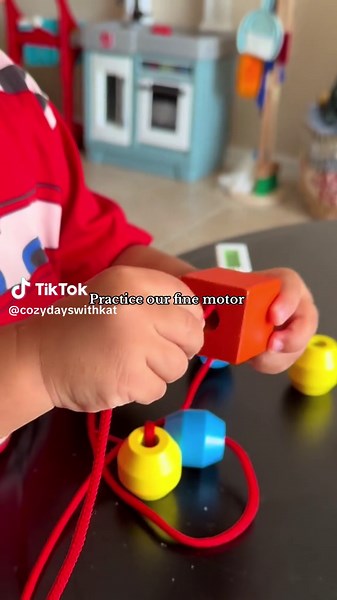 By around age 3, little hands can start stringing large beads a wonderful fine motor milestone! You don’t need fancy toys for this one. Try using pasta noodles, cereal loops, or cut-up straws with a shoelace or pipe cleaner at home. This simple activity builds: 🧠 Hand-eye coordination ✋ Fine motor strength 🗣️ Focus and patience 💡 Early pre-writing skills Small hands, big progress! 💛 #finemotorskills #prewritingskills #toddlerpreschool #homeschooling #toddlersoftiktok