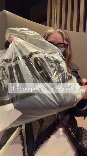 Me encanta comprar de segunda mano y darle otra oportunidad a las prendas de calidad. Y tú compras de la segunda? Viajando por Europa. #thrifted #segundamano #thriftedoutfits #arreglateconmigo #mujermadura