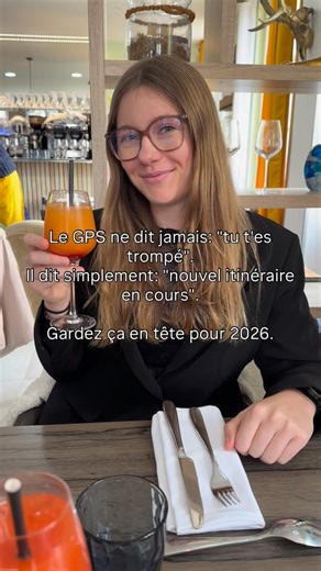 Chloé | Coach Hybride: Muscu,Running on Instagram: "Le GPS ne dit jamais “tu t’es trompé.” Il dit simplement : nouvel itinéraire en cours. Et pourtant, nous, on se le dit souvent. Dans le sport. Dans la tête. Dans la vie. Une blessure → j’ai raté ma saison. Une pause → je perds tout. Un ralentissement → je suis en train de reculer. Mais ce schéma ne s’arrête pas à la course à pied. C’est pareil quand tu doutes de toi. Quand tu ne sais plus trop où tu vas. Quand tu fais “tout ce qu’il faut” mais