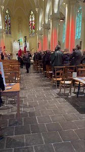 🎥🕊️ Dernier hommage au Lieutenant Roger PLOUCHART 🕊️🎥 À la sortie de l’église, un moment d’une profonde émotion. Le cercueil du Lieutenant Roger PLOUCHART , porté avec honneur par les sapeurs-pompiers de Valenciennes, accompagné par le son de la cornemuse, de son casque, de ses médailles et de sa photo 🚒🎖️🖤. Un ultime salut, à la hauteur de l’homme, du collègue et du sapeur-pompier qu’il était. Le silence, le respect et l’unité ont témoigné de la reconnaissance de toute une profession. |