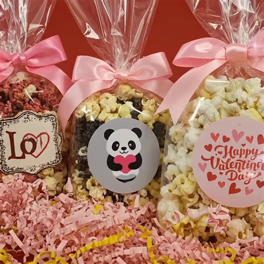 Order online at Popontheblock.com or vist us in Olde Mistick Village #popontheblock #oldemistickvillage #gourmetpopcorn #womenowned #rhodeislandpopcorn #seasonalpopcorn #shareablegifts #corporategifts #holidaygifts