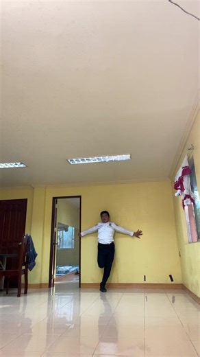 Dancing Security Guard | 16 Shots Dance Challenge