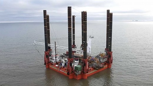 🌊🕷️ The WaveWalker is an eight-legged, self-contained walking jack-up barge that provides a safe platform for our engineers to work from and move to where work is needed. 👉 www.networkrail.co.uk/DoingMoreForLess 💪 Driving piles on the Dawlish coastline to help build the protective sea wall. #Engineering BAM Nuttall Fugro | Network Rail