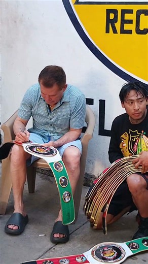 Chavez signing the belts for his tournament with Apache Lopez 🥊 #viral #fyp #boxing #guadalajara