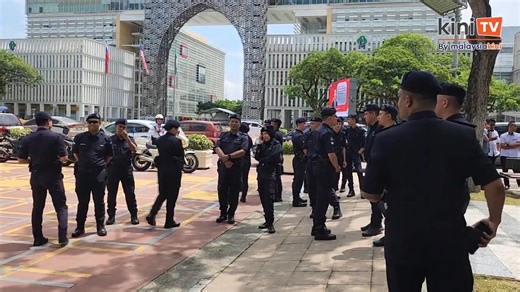 The Malaysian Bar has successfully marched in Putrajaya today in a bid to defend judicial integrity. Seven representatives from the Malaysian Bar, led by president Ezri Abdul Wahab, have handed over their memorandum of demands to the Prime Minister’s Office. Meanwhile, an extraordinary general meeting will be held on July 26 to discuss related matters. | Malaysiakini