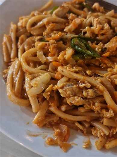 📍🇧🇩 Kazi Asparagus Food Hall, Sylhet Kazi Asparagus Food Hall has a great concept with loads of different food outlets offering a wide range of cuisines. Sounds promising, right? Sadly, it didn’t deliver. The food looked good but really lacked flavour, which was a big letdown. So many options, but the taste just wasn’t there. Hopefully it improves, because the idea has a lot of potential. #sylhet #hungryteachers #foodhall #foodblogger #lovefood