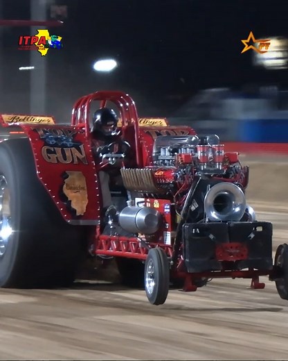 The "Top Gun" Allison Powered Tractor rumbles down the track in Du Quoin, IL #tractorpulling #horsepower #motorsport #aircraftengine #itpapulling | Pulling Texas