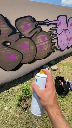 White Outline Graffiti Artwork: Resk 12 Throw Up Style