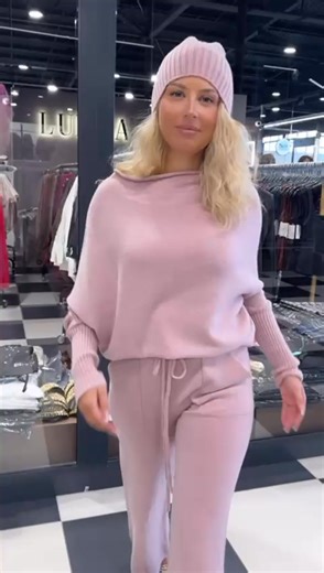 🩷🩷🩷NASZ BESTSELLEROWY MODEL Z NAJNOWSZEJ KOLEKCJI JESIEŃ ZIMA 2025🩷🩷🩷DOSTĘPNY W 13 KOLORACH 🩷🩷PRODUCENT WŁOCHY 🩷🩷🩷 BESTSELLEROWY sweterek UKOS I spodnie dzwony lub spódnica dostępne w 13 kolorach 🩷🩷🩷 Rozmiar uniwersalny. Pasuje M L XL 2XL Serdecznie zapraszamy do składania zamówień 🩷🩷🩷 | Isabelle