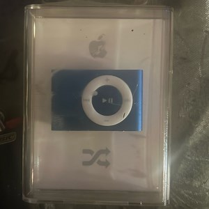 Apple IPod Shuffle 2nd Generation NIB 1gb Silver