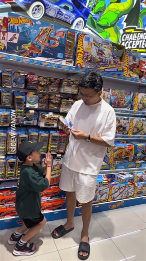 DEWI VANOW on Instagram: "Koko Memohon banget #dewivanow #hotwheels #colorshifters"