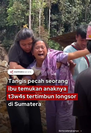 Suasana haru terjadi di salah satu lokasi terdampak bencana di Sumatera saat seorang ibu tak kuasa menahan tangis ketika melihat anaknya dievakuasi oleh tim SAR gabungan. Dalam video yang beredar, sang ibu terlihat menangis hingga lemas saat petugas mengevakuasi anaknya yang ditemukan tertimbun tanah dan lumpur akibat longsor. Anak tersebut dinyatakan meninggal dunia setelah ditemukan, sementara sang ibu terus berada di lokasi dengan kondisi emosional yang terpukul. Tim SAR gabungan kemudian men