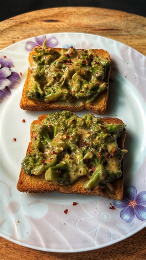 Gargi Agarwal✨ | broccoli toast🥦💚 Ingredients - Butter - 1-.5tbsp Broccoli - 1 Garlic powder - 1tbsp Chilli flakes - 1tbsp Mixed herbs - 1tbsp Salt to taste... | Instagram
