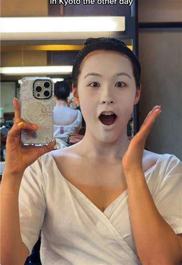 Never in a million years did I think I would get to be a Japanese Maiko, let alone in Kyoto 🤭⛩️ I’ve seen lots of Kimono rental places in Japan, even ones that come with the whole makeup hair set package. But when I came across @gion_aya on IG I was surprised because who knew regular people were even allowed to dress up as a Maiko for a day?! 😱😆 Such a fun activity to do when visiting Kyoto - it is a little costly but I think it’s worth it (also because you’re treated like a celebrity for abo