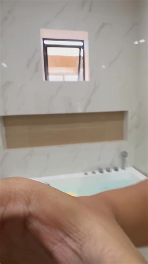 Look 👀: Toilet & Bath with Jacuzzi bathtub. 😍 Ang sarap maka relax while taking a bath.. “Building Legacies with Quality and Pride” #TatakEarthfill | Earthfill Design Construction and Supply