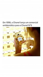 Em 1998, a Chanel lançou um comercial emblemático para o Chanel N°5, dirigido por Luc Besson e estrelado por Estella Warren. Esse anúncio foi parte de uma série de campanhas inovadoras que marcaram os anos 90, período no qual a Chanel investiu fortemente na promoção deste perfume icônico. A criação do Chanel N°5, por sua vez, remonta aos anos 1920, quando Coco Chanel colaborou com o perfumista Ernest Beaux. Desejando uma fragrância que se distanciasse das tradicionais essências florais, Chanel f