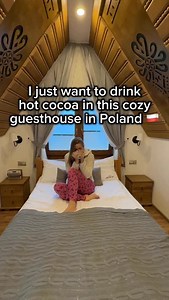 Polish autumn presents two starkly different faces. First is the cherished “Polska złota jesień” (Polish Golden Autumn), a magical time of crisp air, bright sunshine, and forests shimmering in brilliant shades of gold and red, perfect for long walks. But just as suddenly, the weather can turn to “szaruga” (the grayness), bringing thick fog, persistent cold rain, and a leaden sky that makes you want to retreat indoors, wrap up in a blanket, and have a hot cup of cocoa ☕ tag one person you want to