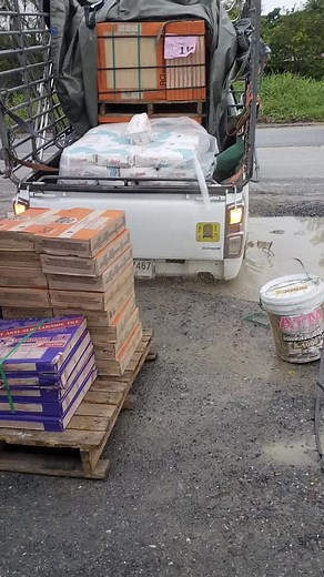 ท้ายคลิปถ้าไม่ได้พี่ช่วยดันคงไม่ขึ้น 😄😄#กู้ภัยสว่าง #กระบะบรรทุกหนัก