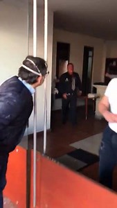 🔴 Un intento de fleteo dejó a un vigilante herido cuando este le impidió la entrada a dos delincuentes que, al parecer, venían siguiendo a uno de los residentes del edificio. Un #ReporteroCiudadano captó las siguientes imágenes: Ampliación en #CityNoticias de las 8 p. m. | Citytv.com.co