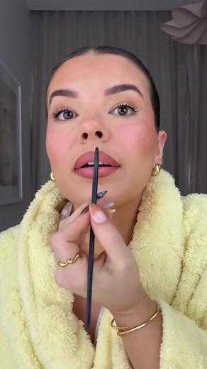 Jaz Hand Makeup Routine: Achieving a Smooth Base Makeup for Acne