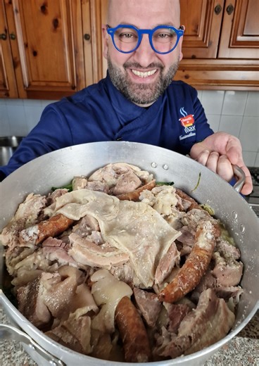 Minestra Maritata Antica ricetta Campana Il nome della minestra maritata, e cioè sposata, deriva dal connubio perfetto tra i vari ingredienti che la compongono e che risultano, per l'appunto, perfettamente maritati tra loro. Piatto tipico Campano delle feste di Natale e Pasqua Mettetevi comodi e godetevi la storia! ingredienti 👇 verdure: cicoria 1 kg scarola liscia 1 cespo scarola riccia 1 cespo broccolo nero 1 kg verza 1 kg cicoria selvatica 700 gr broccolo toscano 700 gr cicoria di giardino 5