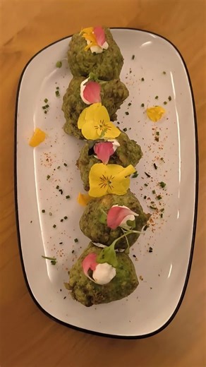 ✨ Los buñuelos más castizos de Lavapiés ✨ Crujientes por fuera, tiernos por dentro y con ese sabor que solo da una receta cuidada durante generaciones. En Taberna Antonio Sánchez llevan más de dos siglos haciendo buñuelos… y se nota en cada bocado. Si vienes, pídelos sí o sí. Son puro Madrid. #Buñuelos #TabernaAntonioSánchez #SaborCastizo #Lavapiés #DulcesTradicionales #MadridGastronómico #PostresDeSiempre