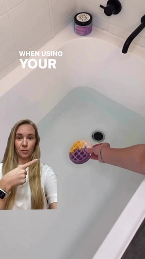 Tips on how to use your bath bombs properly! 🛁 Don’t drop your bath bombs in the water in a rush but slowly lower into your bath instead to watch the pattens and colours release whilst you relax for an even more magical bath time experience 😍 You can view our HUGE range of bath bombs via our website #bathbombs #bathbomb #bathbombhack #handmadeaustralia #australia