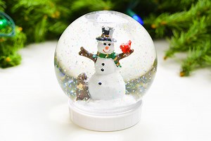One of the EASIEST Christmas crafts! So many ways to customize them! https://onelittleproject.com/diy-snow-globe/ | One Little Project