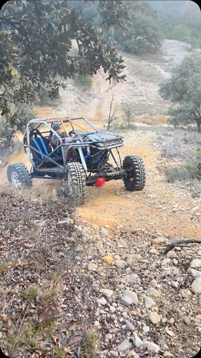 Premières sorties du proto. À l’époque, il n’avait ni peinture, ni finitions… mais déjà tout le potentiel. #4x4 #proto4x4 #trial4x4 #offroad #offroadlife #franchissement #crawl #rockcrawler #mudlife #terrain #4x4france #garage #fabricationmaison #autofab #mechaniclife #proto | Belinda-Valentin Lzn-Arn