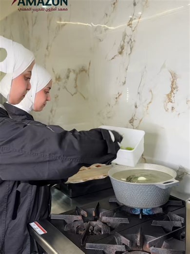 🐙💫 حصة الأخطبوط البحري | تخصص الشيف مش بس طبق… تجربة بحرية كاملة! طلاب أمازون بيتعلموا كيف يطبخوا الأخطبوط بطريقة صحيحة، نكهة ممتازة، وطراوة مثالية من أول لقمة 👨‍🍳💙 أمازون عنا بتتعلم الطبخ الصح وتبدع بإيدك 📍 فروعنا: 🔹 بيت لحم: شارع القدس الخليل، عمارة الرباط 4B. 🔹 الخليل: دوار المنارة، أول طلعة قرن الثور، عمارة بونجور 5B. 📞 للتواصل: 1700707077 972-56-844-8874 رابط الواتساب : https://wa.link/8bhz6c #بتوجيهي_أو_بدون #تخصص_الشيف #الأخطبوط_البحري #أمازون #حصة_عملية #شيف_محترف #طبخ_بحري #مها