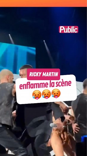 Ricky Martin enflamme la scène avec une danse endiablée aux côtés de ses danseurs 🥵🥵🥵 #RickyMartin #Performance #LiveShow #Caliente #public #actualite | Public
