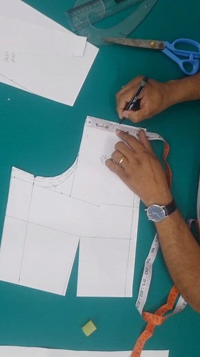 ब्लाउज बैक कटिंग 🤩💖 Blouse back Cutting Easy Way #paragtailors #blousecutting 👉WhatsApp For Paper Patterns - 9399337089 👉Subscribe to my youtube channel - Parag Tailors 👉Download my Application - Parag Tailors 👉Collab - paragtailors.business@gmail.com Whatsapp For Blouse Farma 9399337089 🤩 #HandmadeGift #giftideas #ChristmasGift #holidaygift #holidayoutfit #Blouse | Parag Tailors