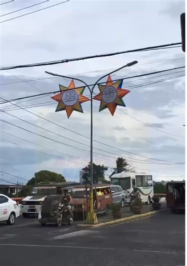 #WATCH: POSTE SANG STREETLIGHT SA DR. REX DRILON BRIDGE PA-LAPUZ NAGA-UYOG KON MAGHANGIN BY: MARVIN MALIFICIAR | January 1, 2026 ILOILO CITY—Ginakahangaw-an sang mga motorista kag pedestrians ang poste sang streetlight sa Dr. Rex Drilon bridge, likod sang Iloilo Provincial Capitol, pa-Lapuz tungod naga-uyog kon maghangin. Naga-uyog man ang poste kon may truck nga maglabay sa taytay base sa pag-assess sang news team. Manotisyaran man nga medyo nagahilay ang poste kag halog na ang bolt sa gina-ang